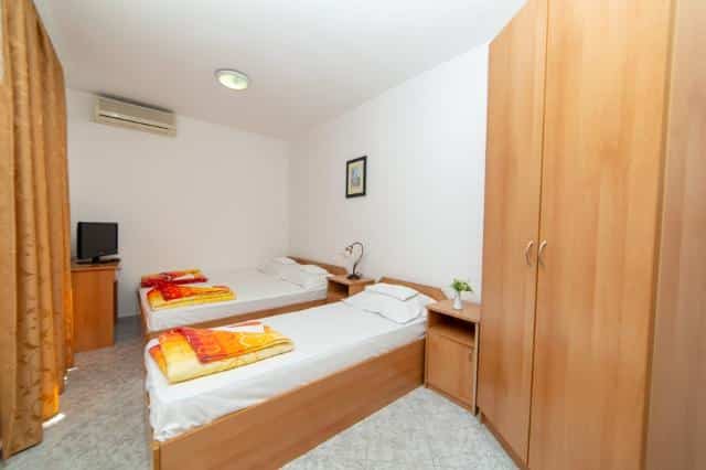 Pansion OBALA ZELENA Rafailovići 2025 | Letovanje Rafailovići